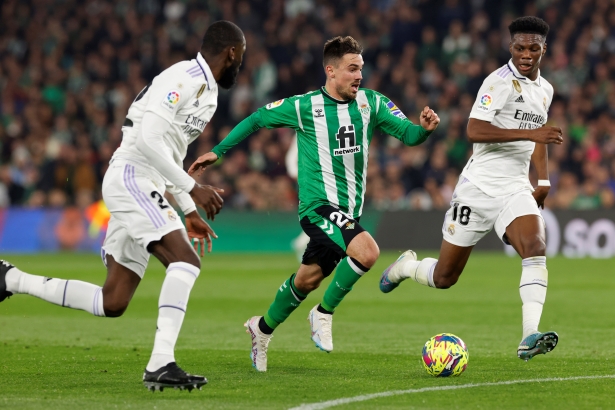 A Karim Benzema le anularon un gol de tiro libre que pudo abrir el ...