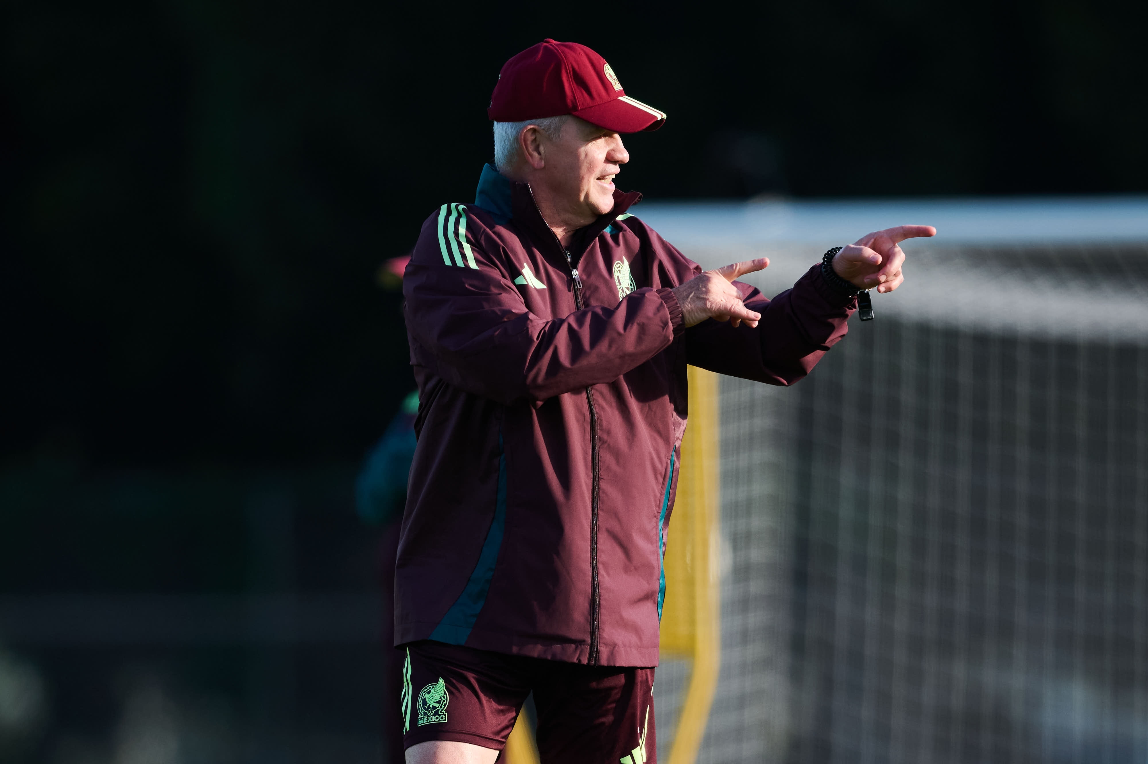 Raúl Jiménez, Alexis Vega, y Santiago Giménez, encabezaron el plantel ...